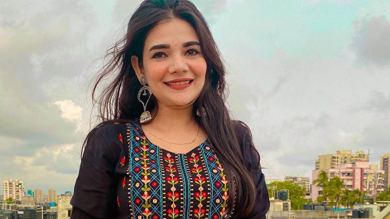 Swati Mishra ‣ Biography, Age, Height, Net worth, Songs, Pic